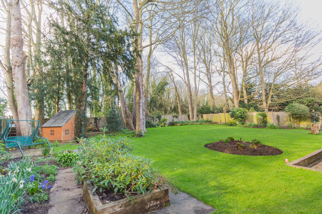 5 bedroom property for sale in Holly Walk, Finedon, NN9 5NJ