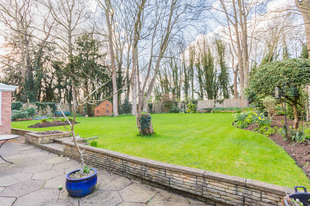 5 bedroom property for sale in Holly Walk, Finedon, NN9 5NJ