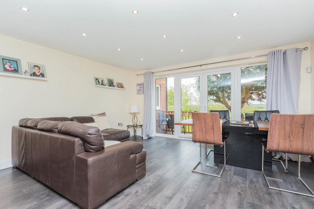 4 bedroom property for sale in Manor Drive, Irthlingborough, NN9 5SL